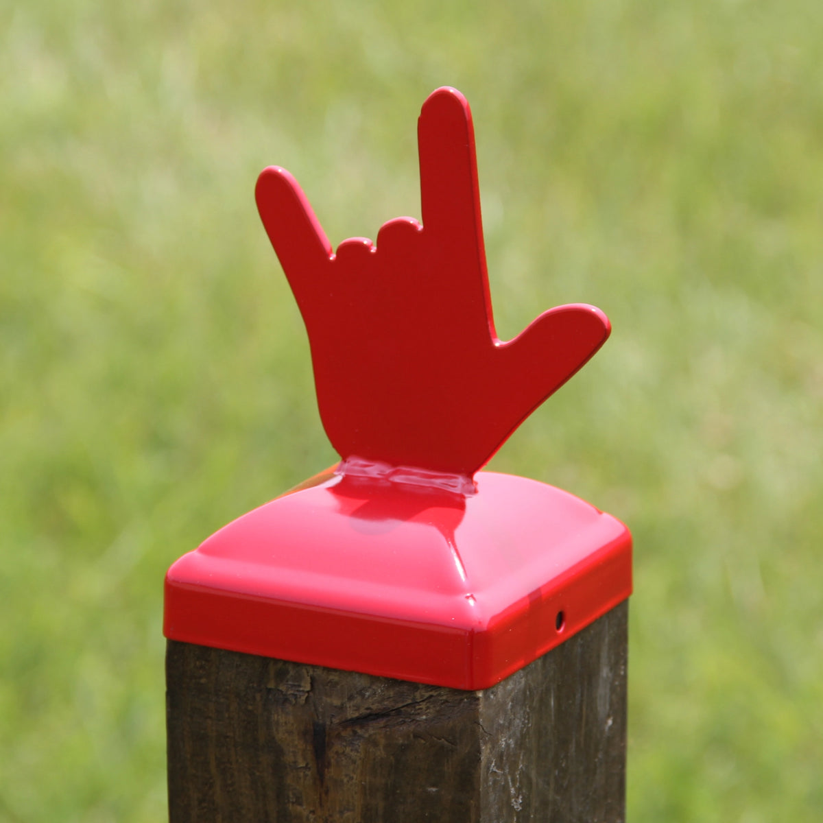 Gesto de amor con la mano – Decoración de vallas - Madison Iron and Wood